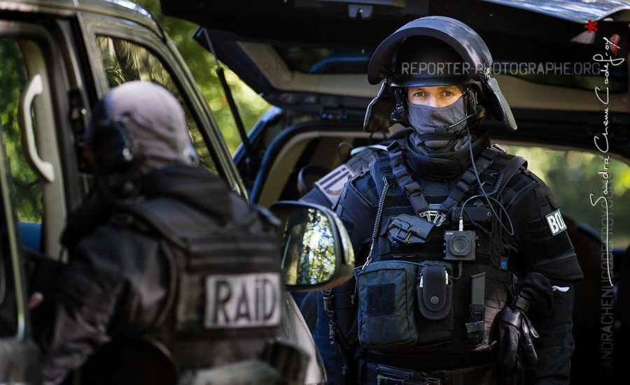 Des policiers du RAID en exercice prise d’otages | Reporter ...